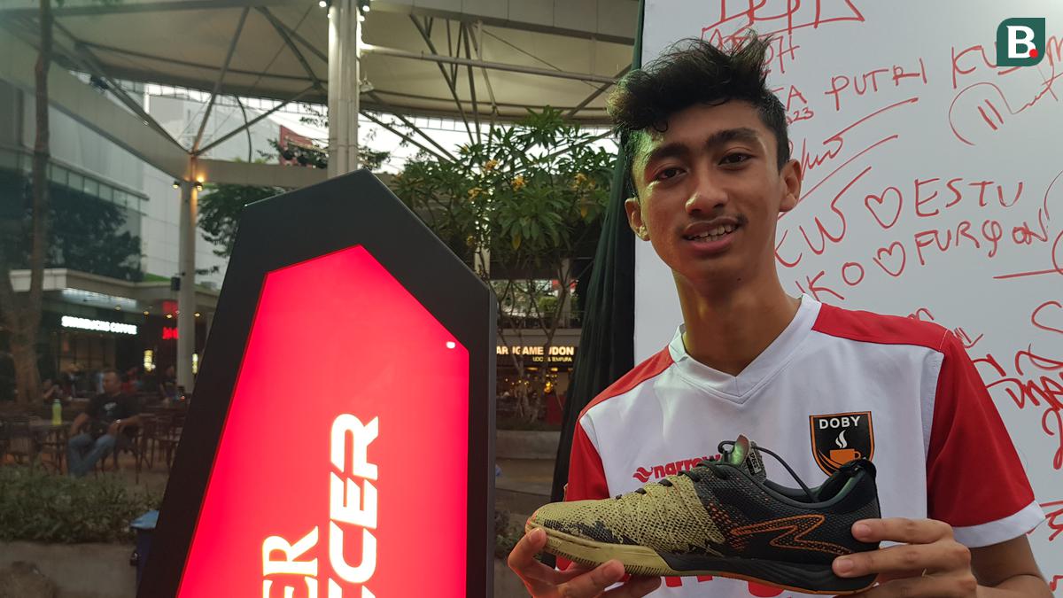 Cerita Sepatu Usang Mengiringi Langkah Syahdat Akbar di Super Soccer ...