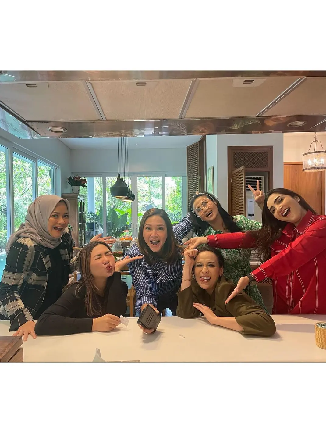 Potret Geng Arisan Cenayang Saat Kumpul, Pose Seru Permintaan Maia Estianty
