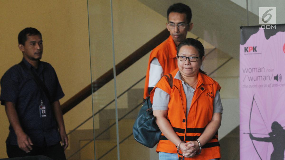 FOTO: Ekspresi Dua Tersangka Kasus Suap Imigrasi Mataram Usai Diperiksa KPK - Foto Liputan6.com