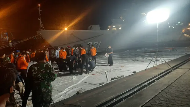 Tim SAR Berhasil Evakuasi Turbin Pesawat Sriwijaya Air SJ-182 - News ...