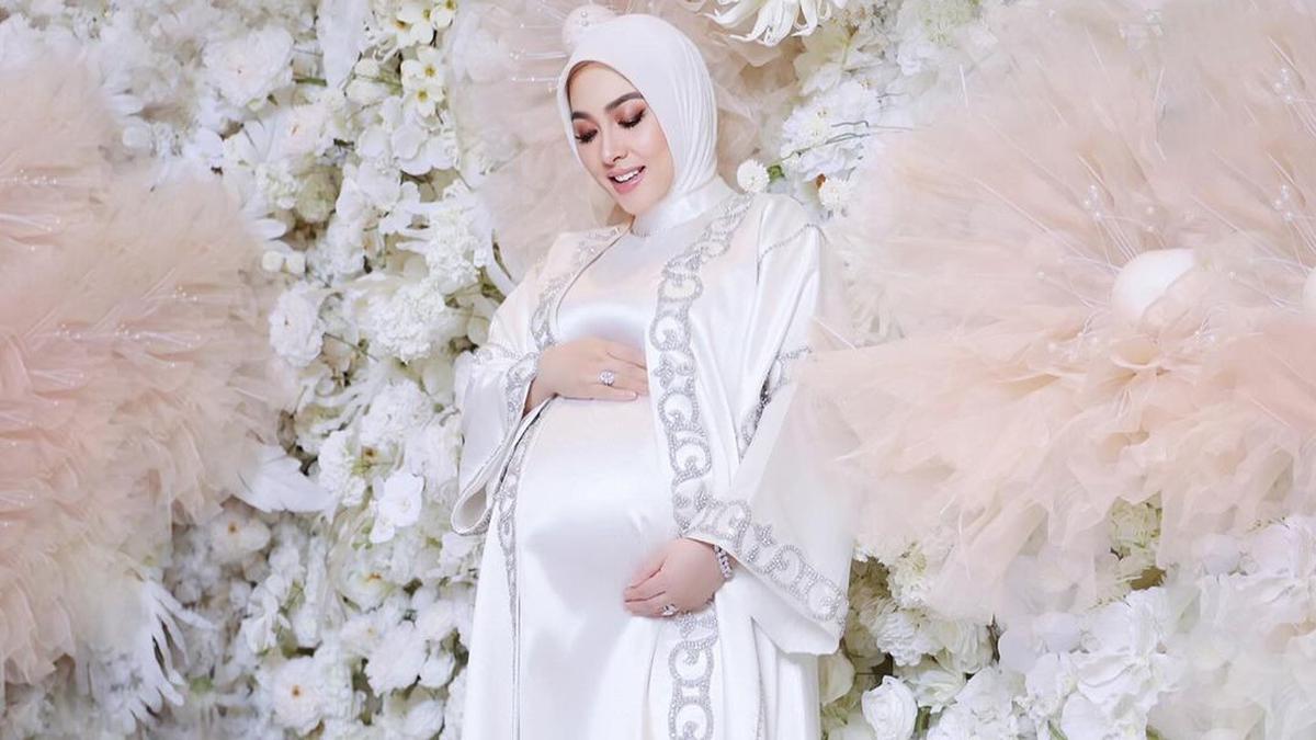 6 Potret Glowing Syahrini Pamer Baby Bump yang Makin Besar Pakai Outfit Serba Putih - Photo ...