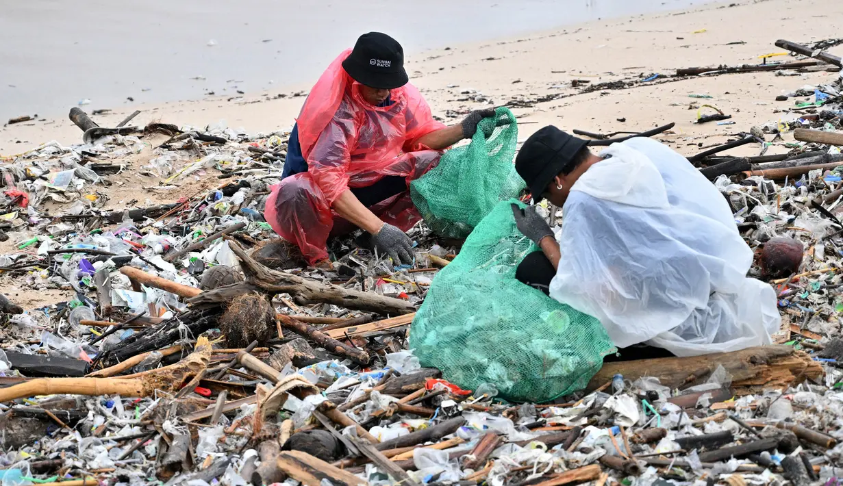Bagai Gurun, Sampah Plastik Banjiri Pantai Kedonganan Bali - Foto Liputan6.com