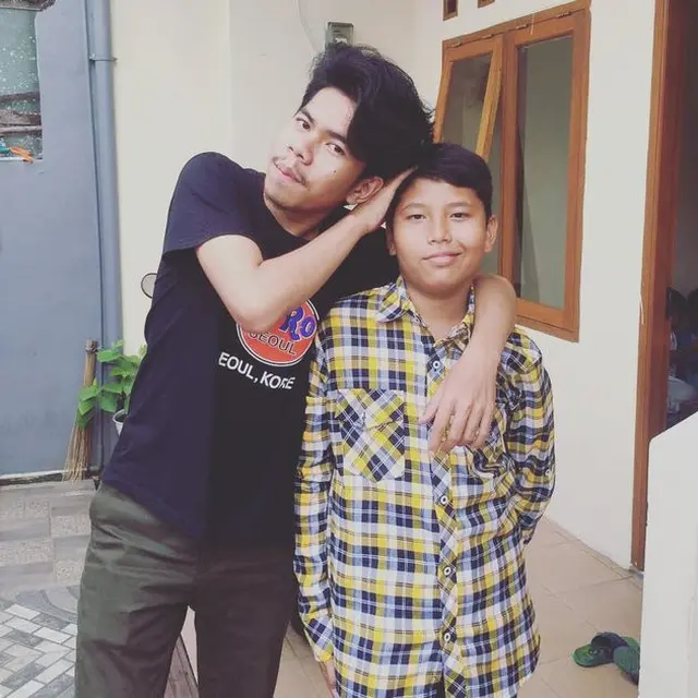 7 Potret Nanda Putra Kiwil yang Jadi Driver Ojol Demi Sambung Hidup - Hot Liputan6.com