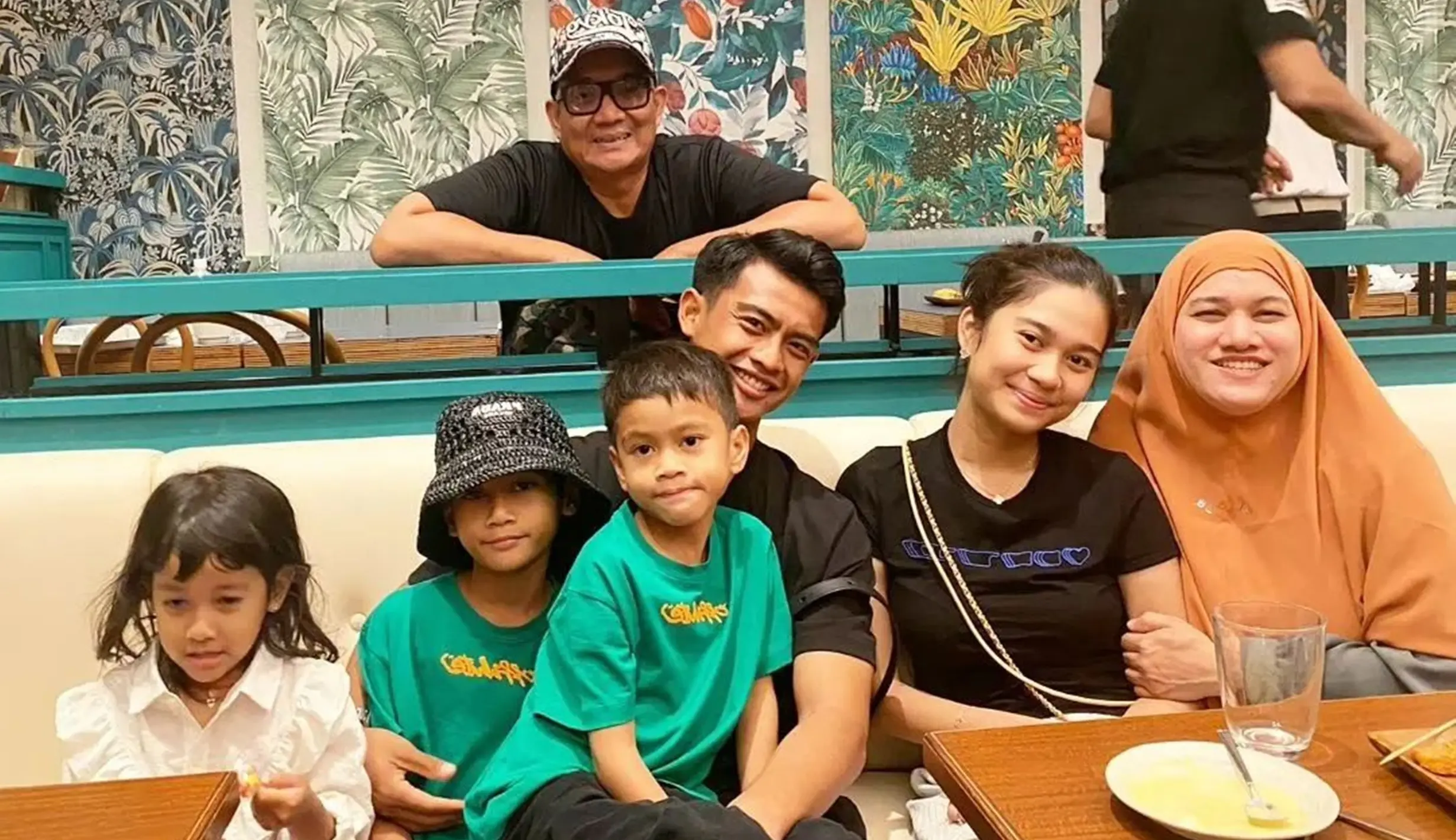 Momen Pratama Arhan dan Azizah Salsha Kompak Pakai Baju Hitam - Foto Liputan6.com