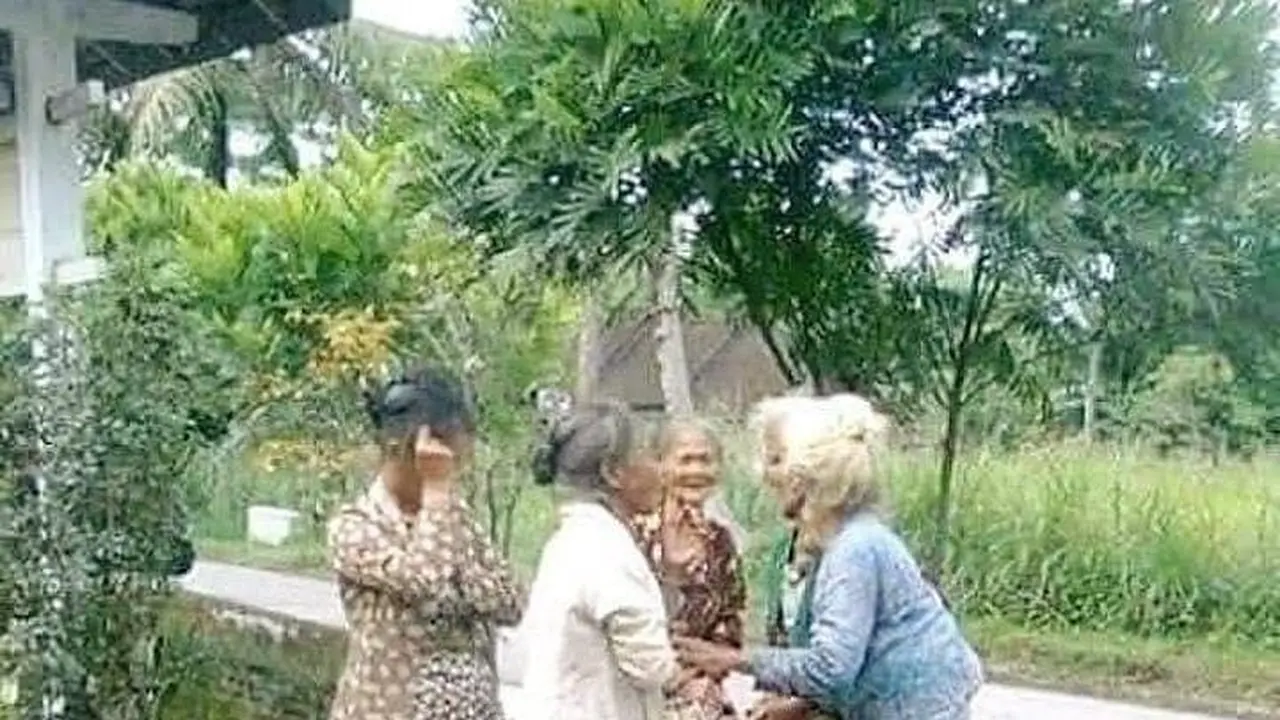 6 Potret Emak-Emak Saat Asyik Bergosip, Transfer Data Tercepat - Hot ...