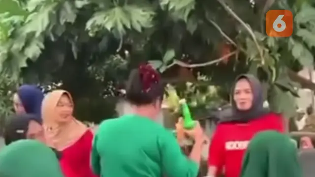 Viral Emak-emak Jeneponto Pesta Miras Sambil Berjoget di Depan Anak-anak - Regional Liputan6.com