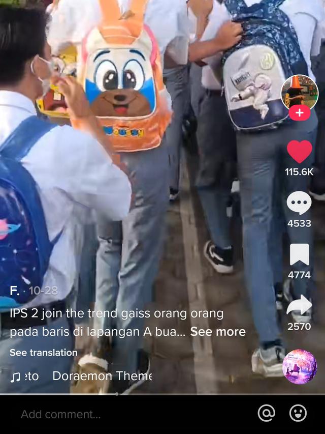 Potret Lucu Pelajar SMA Ikut Tren Pakai Tas Bocah ke Sekolah - Citizen6 Liputan6.com