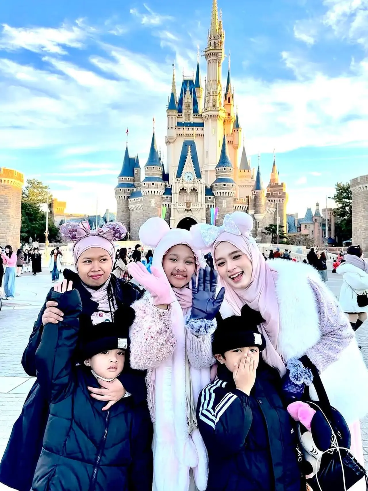 7 Potret Inara Rusli Ajak Anak Liburan di Disneyland Tokyo, Destinasi ...