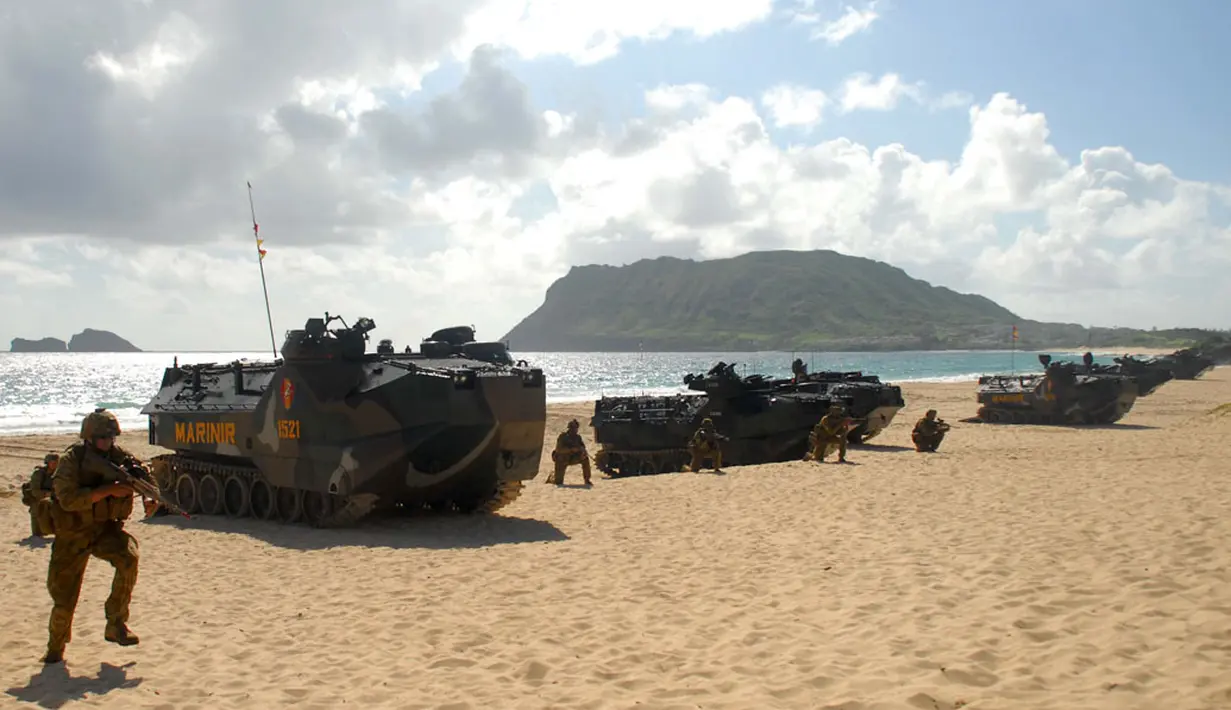 LVT-7 Korps Marinir TNI-AL Mendarat di Pantai Pyramid Rock - Foto ...