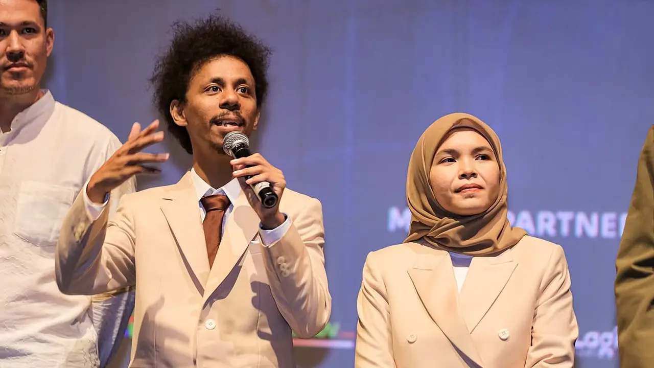 6 Potret Raim Laode dan Istri, Film Komang Sukses Tembus 2 Juta ...