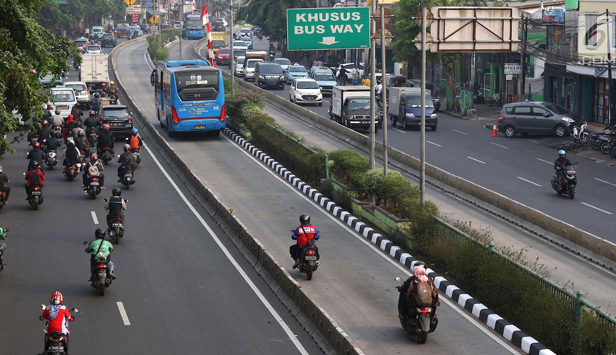 FOTO: Meski Lancar, Banyak Pengendara Terobos Jalur Transjakarta - Foto ...