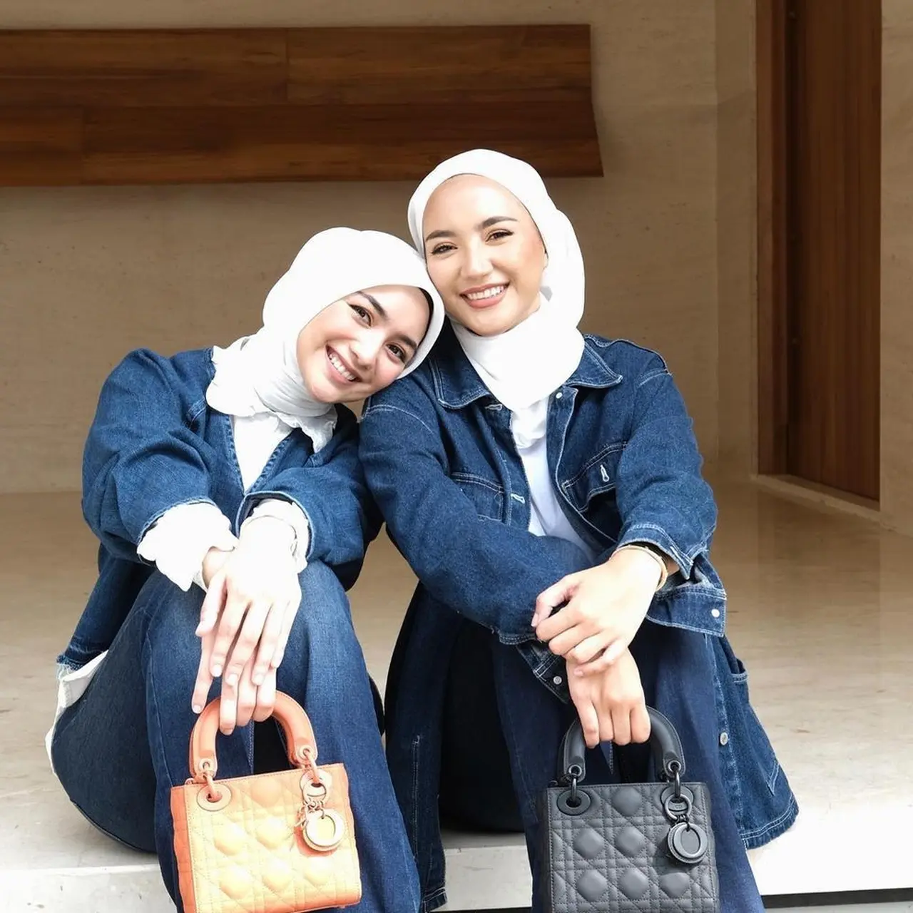 Potret Kakak Adik Artis Yang Kini Sama Sama Berhijab Tampil Lebih