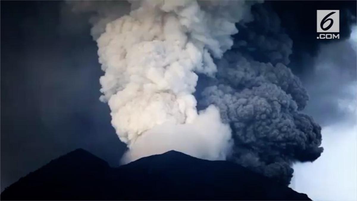 VIDEO: Asal Usul Dua Warna Asap Gunung Agung - News Liputan6.com