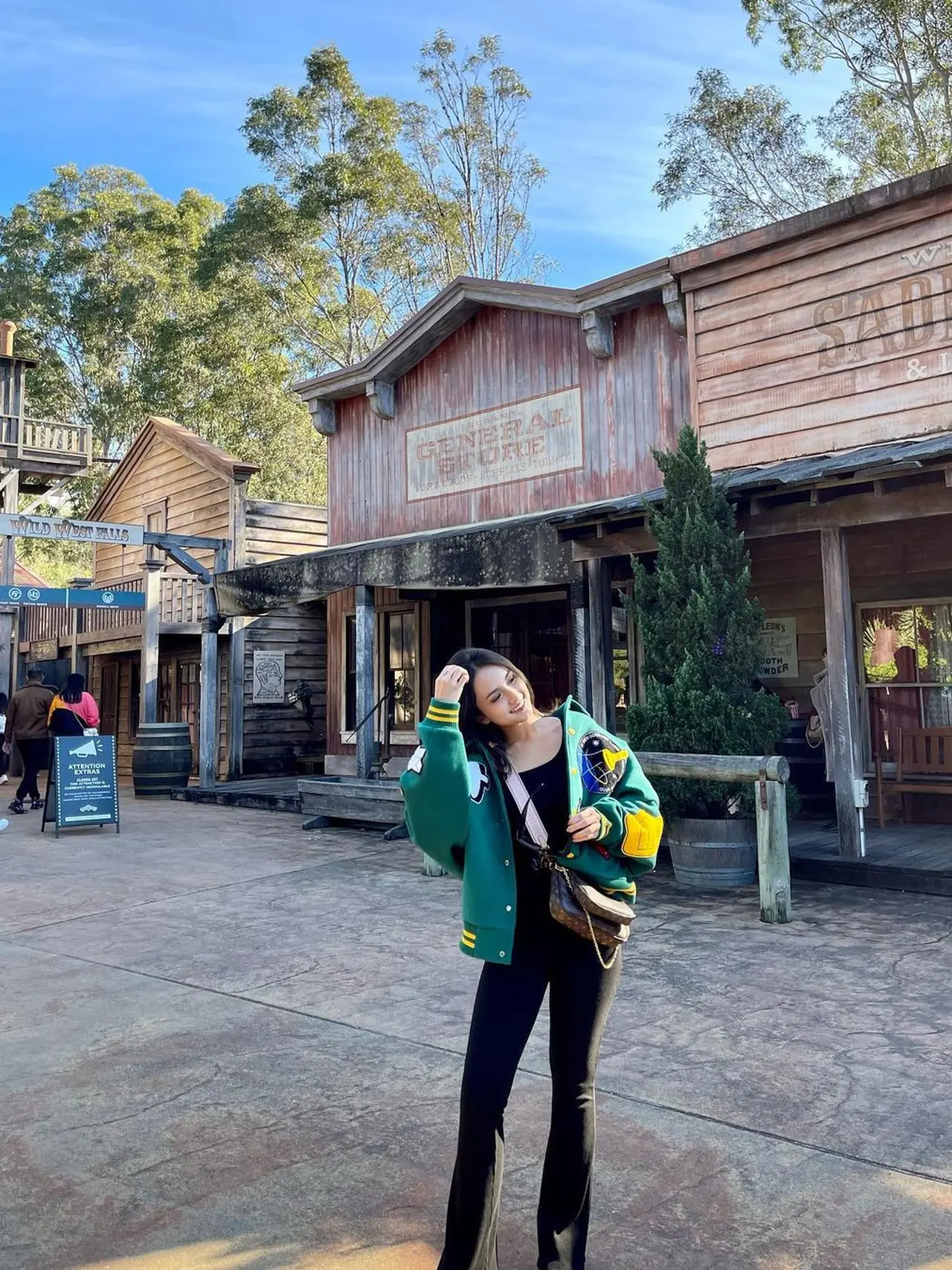 Tampil Stylish, Ini 7 Potret Angie Marcheria saat Liburan ke Australia ...