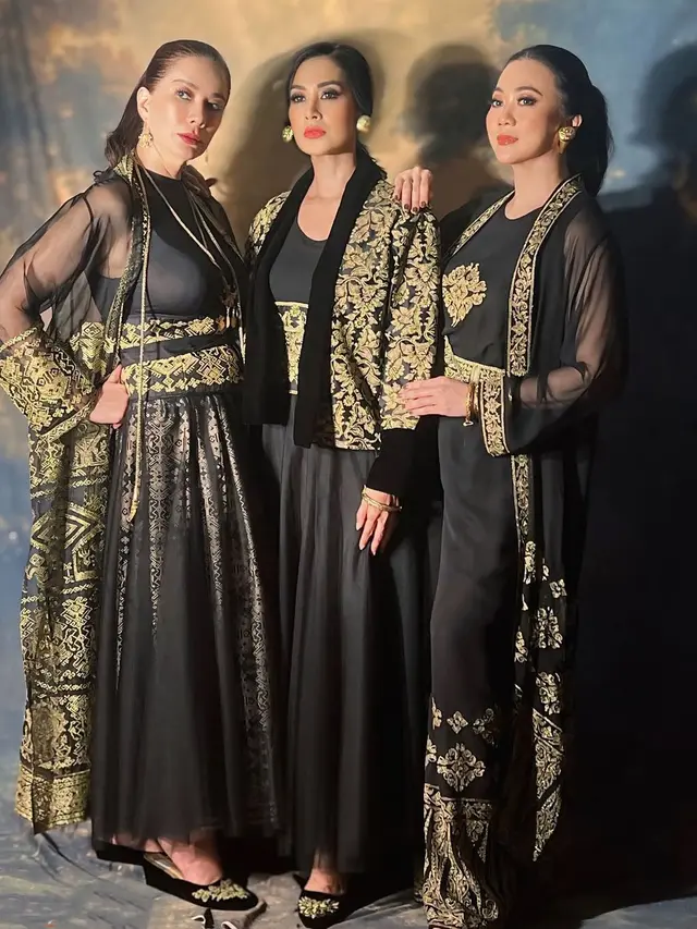 7 Model Dress Panjang Diah Permatasari, Referensi Busana untuk Ibu-ibu ...
