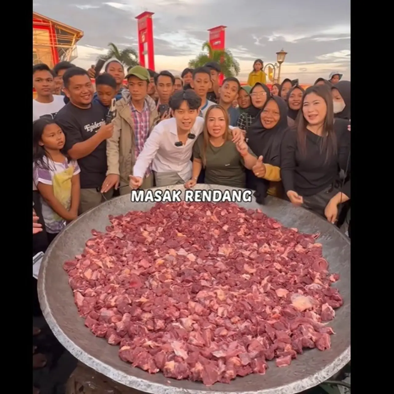 Willie Salim Masak Rendang 200 Kg untuk Berbagi, Ludes Diserbu Warga ...