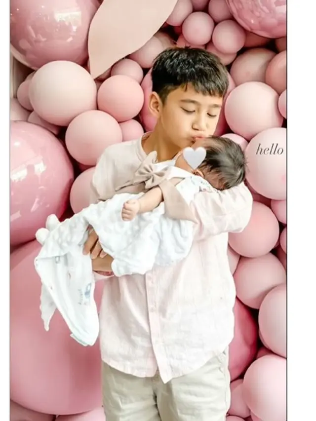8 Momen Akikah Baby Lily Anak Angkat Raffi-Nagita, Sederhana Bernuansa Pink - Hot Liputan6.com
