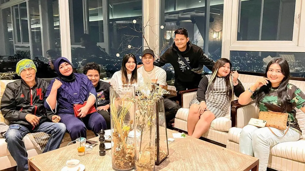 Curhat Sulitnya Jadi Anak Pertama, Ini 6 Potret Via Vallen dan Keluarga - Hot Liputan6.com