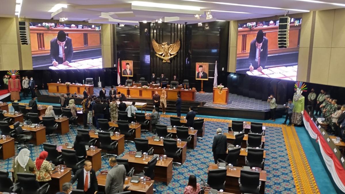 DPRD Gelar Paripurna, Heru Budi Resmi Teken MoU KUA-PPAS APBD DKI 2023 - News Liputan6.com