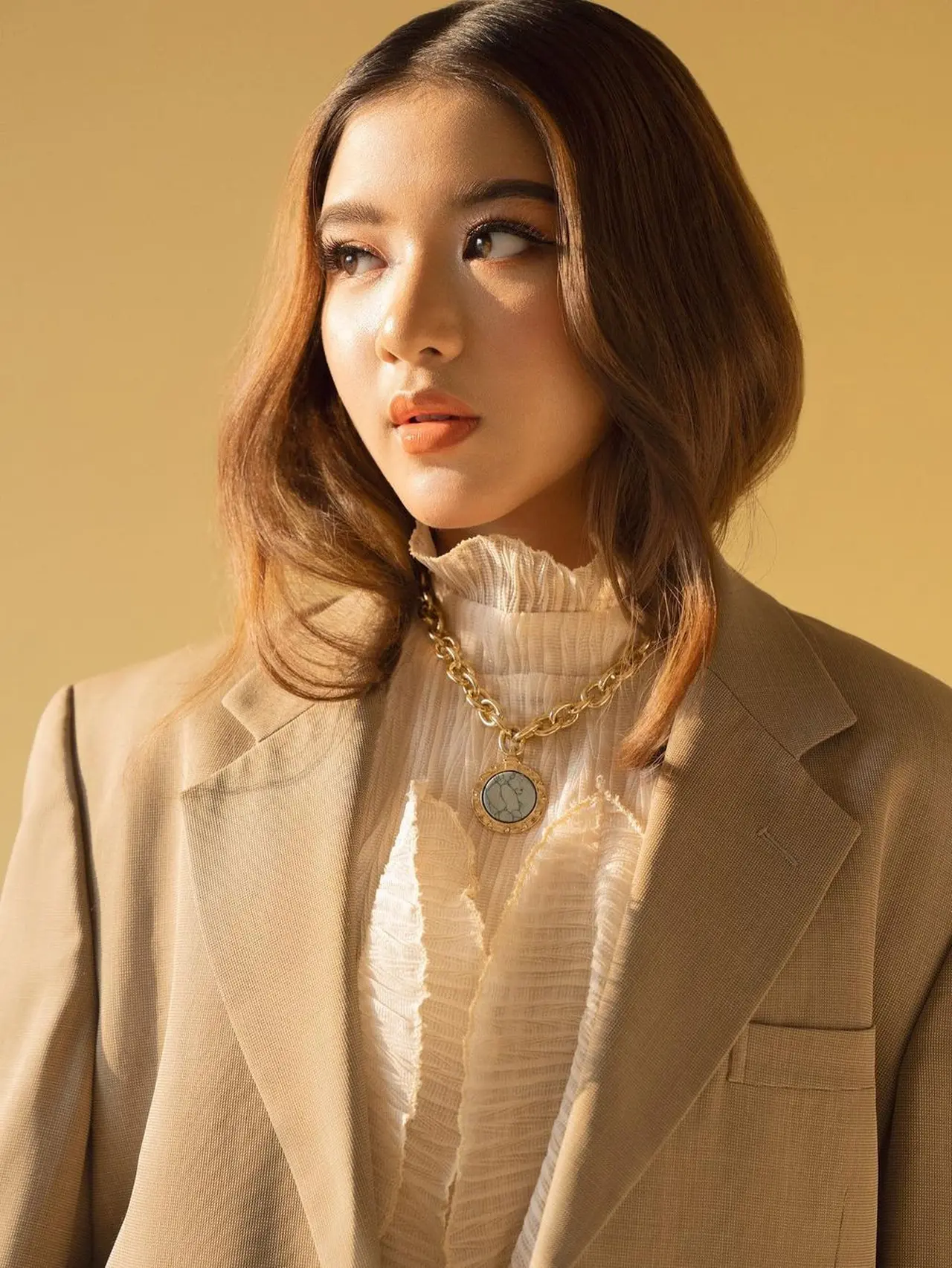 5 Gaya Tiara Andini dalam Pemotretan Terbarunya, Tampil Anggun - Hot ...