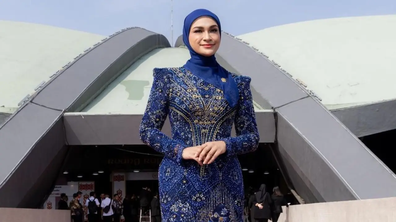 6 Pesona Kebaya Biru Putri Zulkifli Hasan di Pelantikan DPR RI 2024 ...