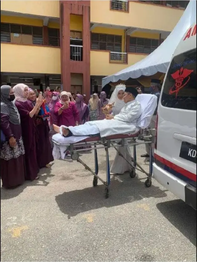 Alami Kecelakaan Sebelum Akad Pria Ini Diantar Ambulans Menuju Aula
