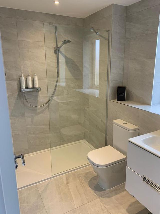 8 Desain Kamar Mandi dengan Shower, Tampil Modern dan Super Nyaman