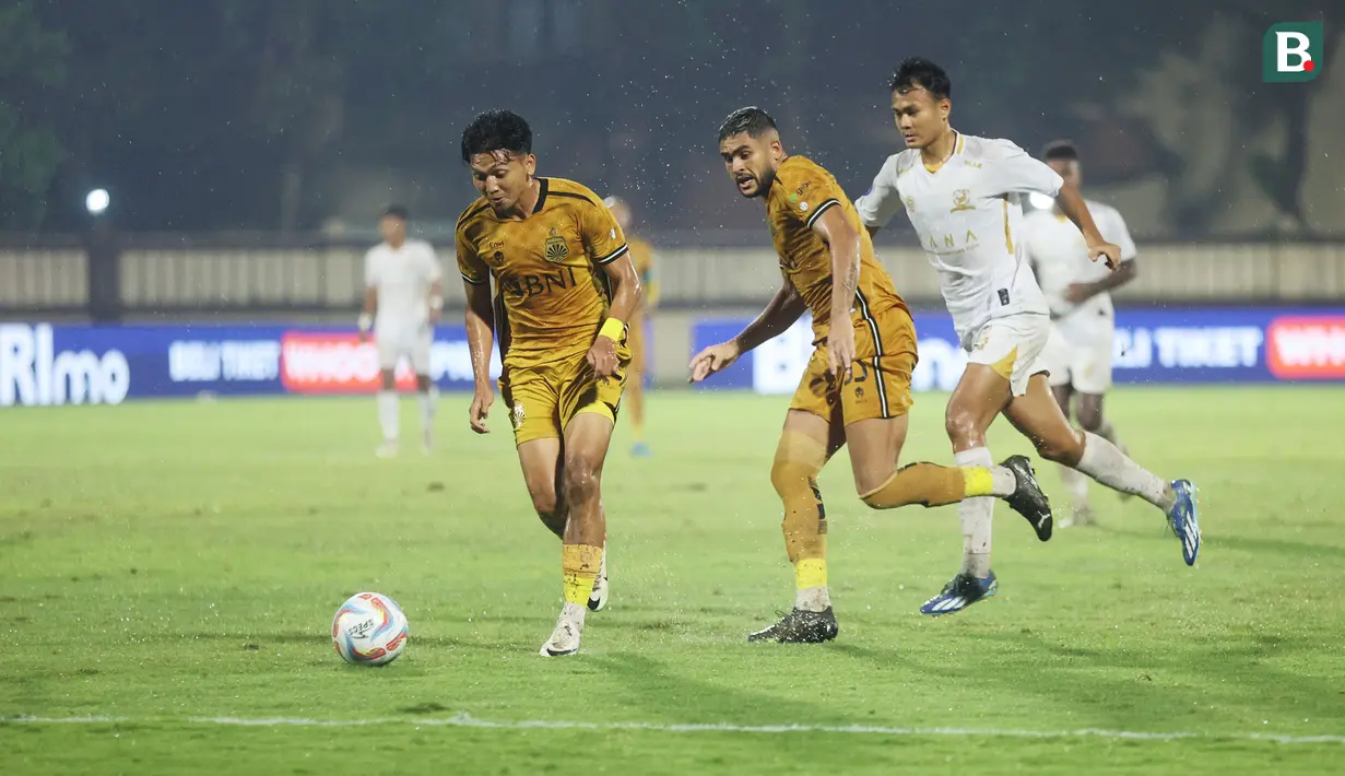 Foto: Gol Penalti Junior Brandao Bawa Bhayangkara FC Jinakkan Madura ...