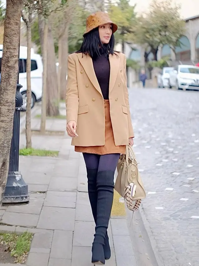 6 Potret Bella Aprilia Sant saat Liburan di Luar Negeri, Tampil Stylish ...