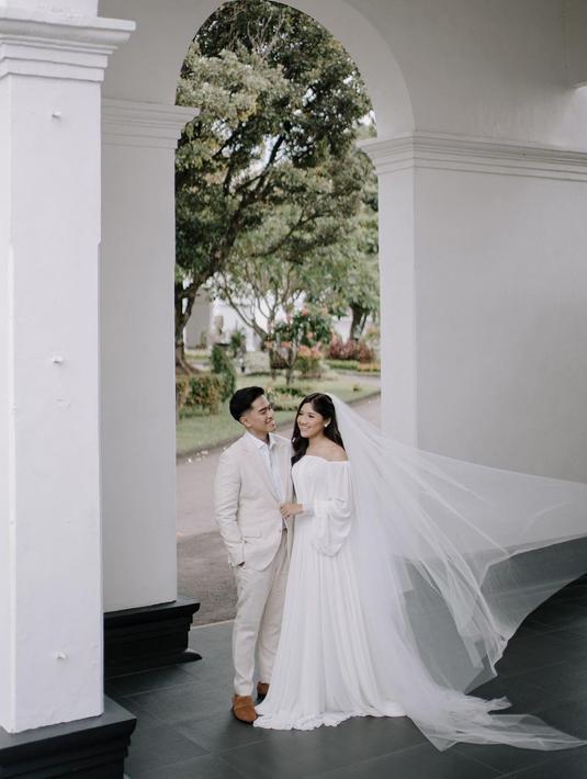 10 Ide Busana Prewedding Pakai Gaun Pengantin 2023 dari Julian Jacob-Mirriam Eka Sampai Kiky ...