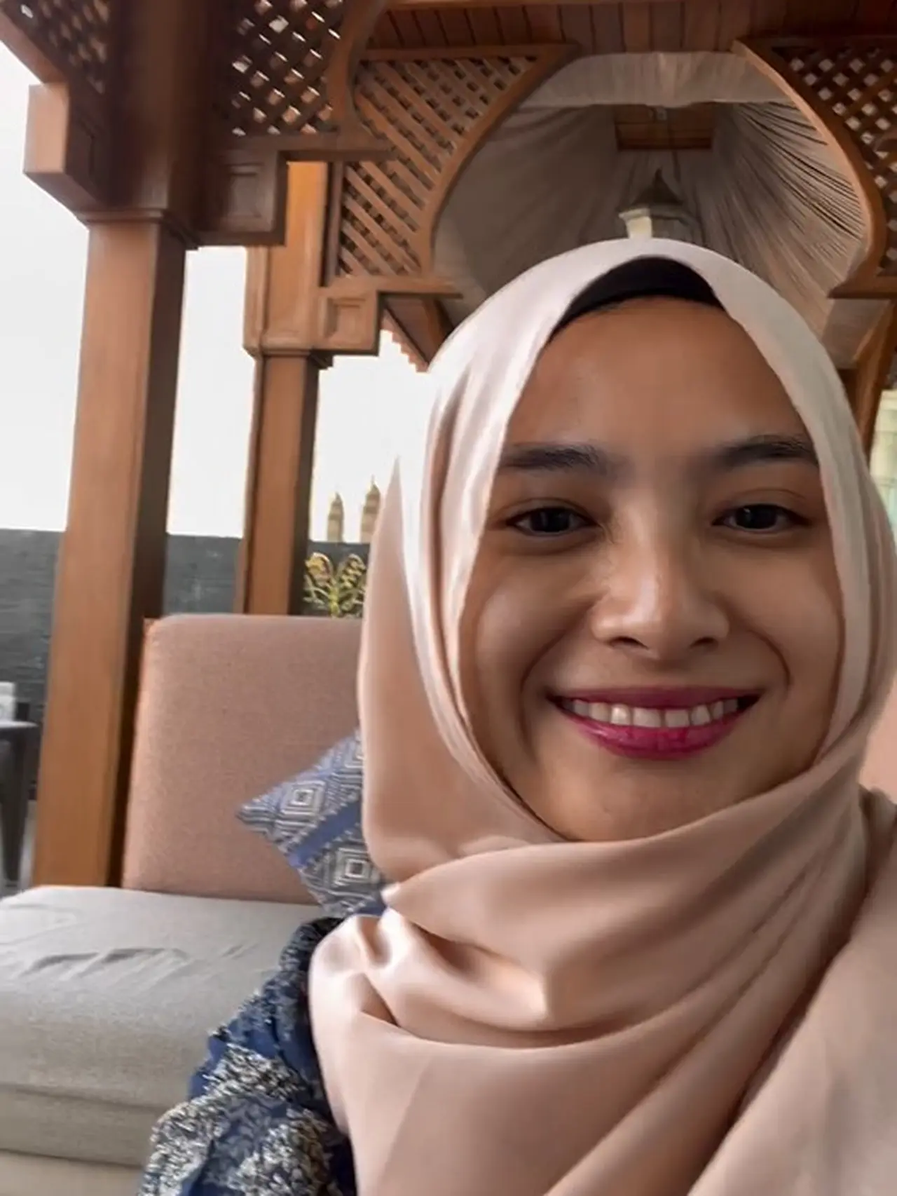 8 Potret Tampilan Acha Septriasa dengan Hijab, Netizen Puji Cantik ...