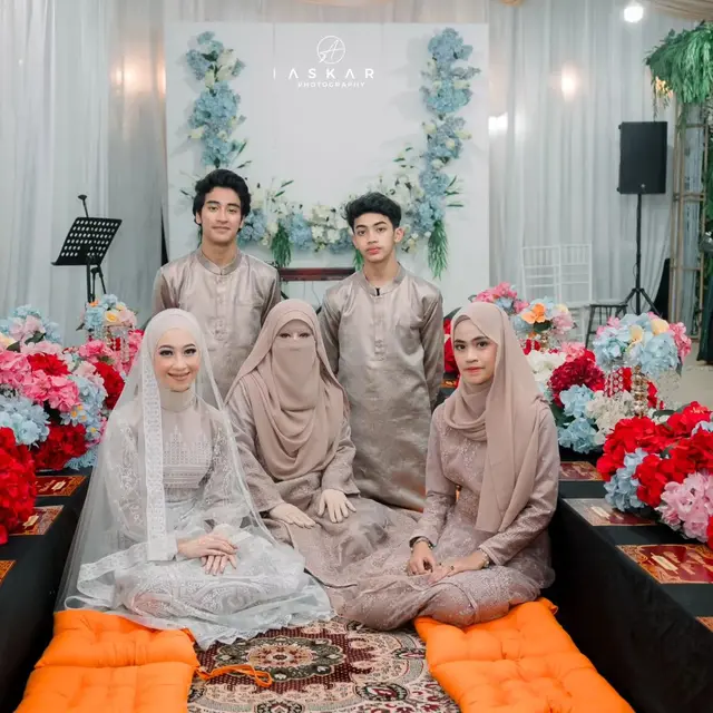 7 Potret Adiba Khanza dengan Ketiga Adiknya, Selalu Kompak - Hot ...
