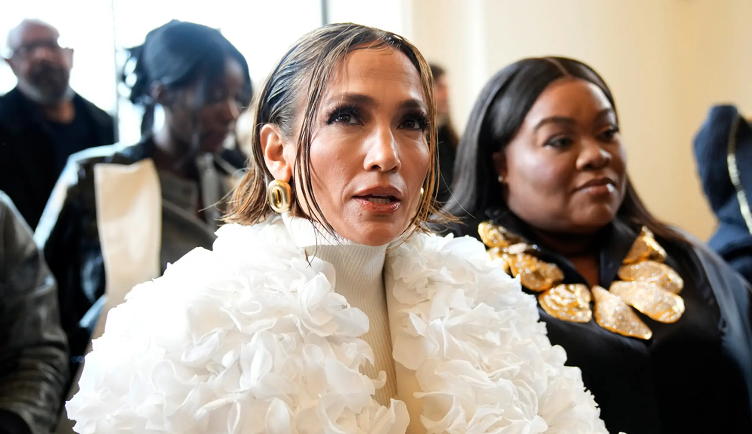 Jennifer Lopez Tampil Glamor Berhias Ribuan Kelopak Bunga Asli di Paris ...