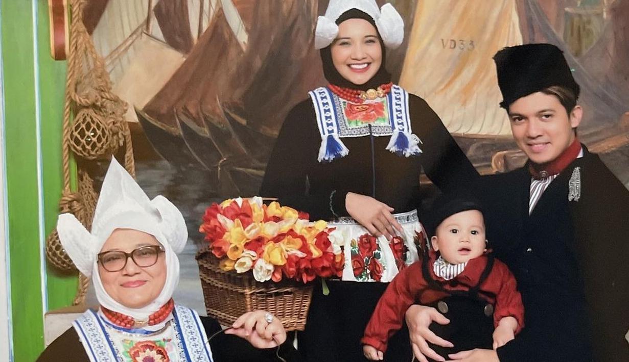 Menggemaskan, Ukkasya Pemotretan Dengan Baju Khas Belanda - Photo ...