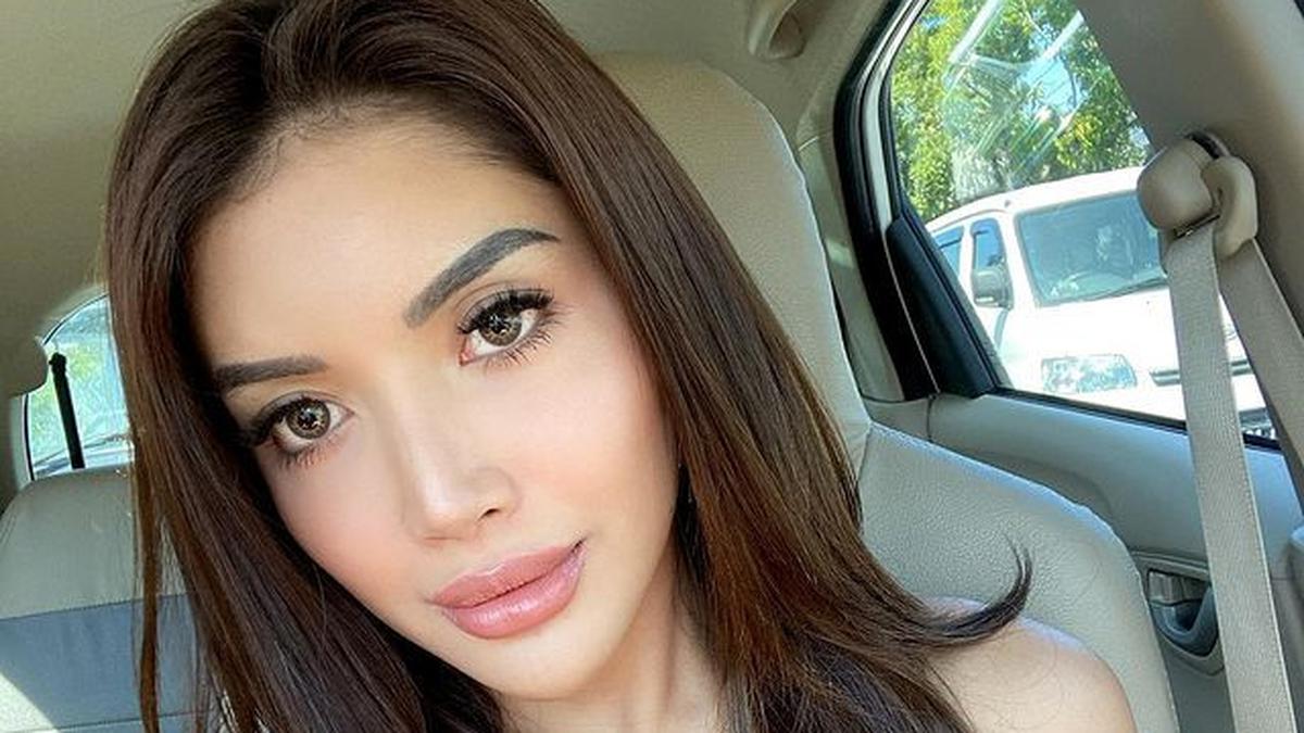 Millen Cyrus Salat Jumat Bikin Geger, Pilih Duduk di Pojok Masjid