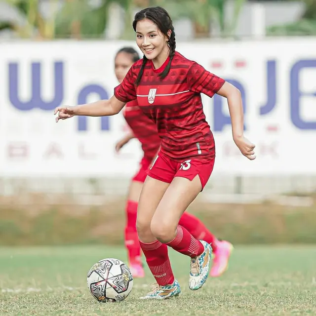 Potret Cantik Shafira Ika Putri Beraksi di Lapangan Menggiring Si Kulit Bundar - Ragam Bola.com