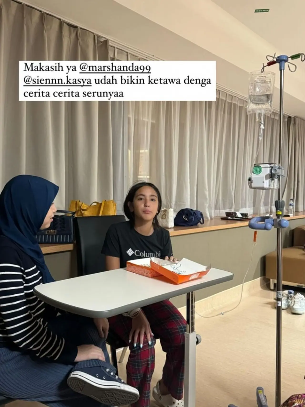 7 Potret Nia Ramadhani dan Mikhayla Waktu Dirawat di Rumah Sakit - Hot Liputan6.com