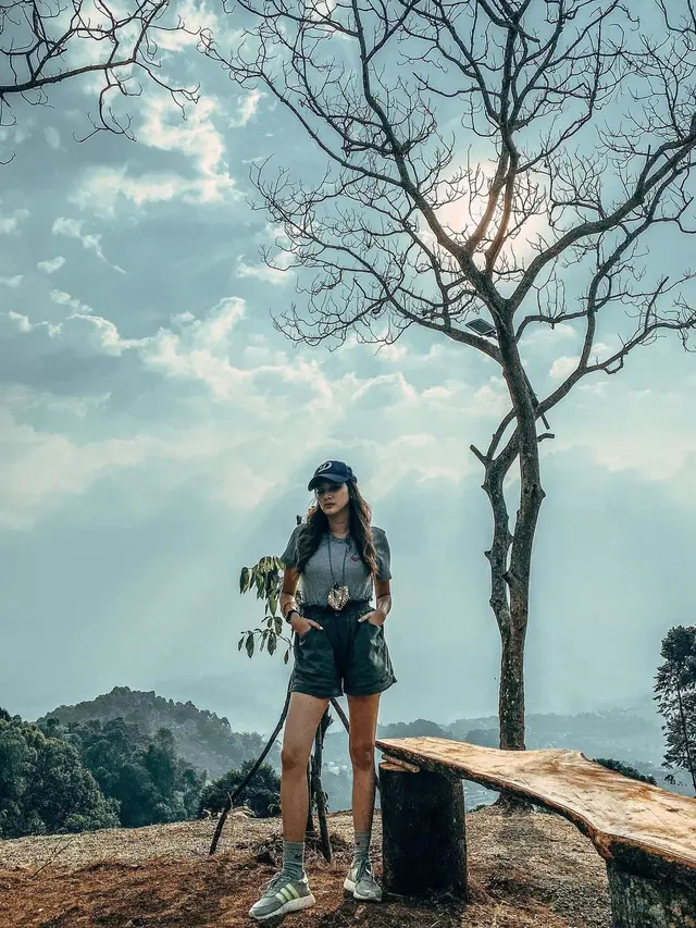 7 Potret Demmy Febriana Jalani Liburan, Gayanya Disebut Bak ABG - Hot ...