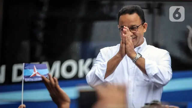 Momen Haru Anies Baswedan Cium Tangan Ibunda Sebelum Berangkat Haji - News Liputan6.com