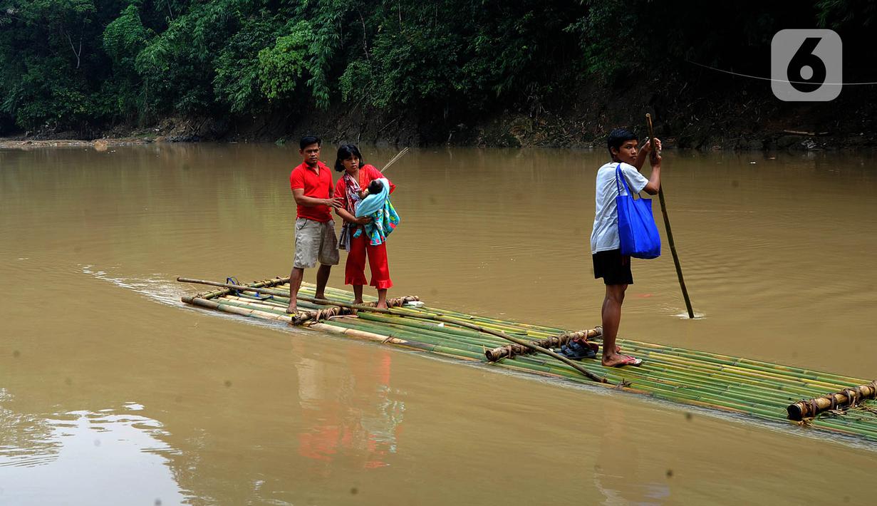 FOTO: Jembatan Putus, Warga Seberangi Sungai Cikaniki Bogor dengan Rakit - Foto Liputan6.com