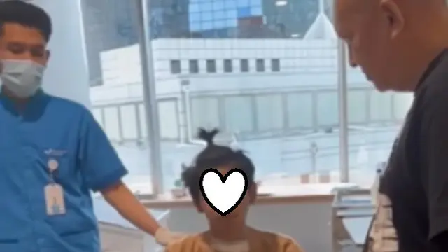 Soraya Haque dan Ekki Soekarno Jenguk David Ozora, Beri Hadiah Stik ...