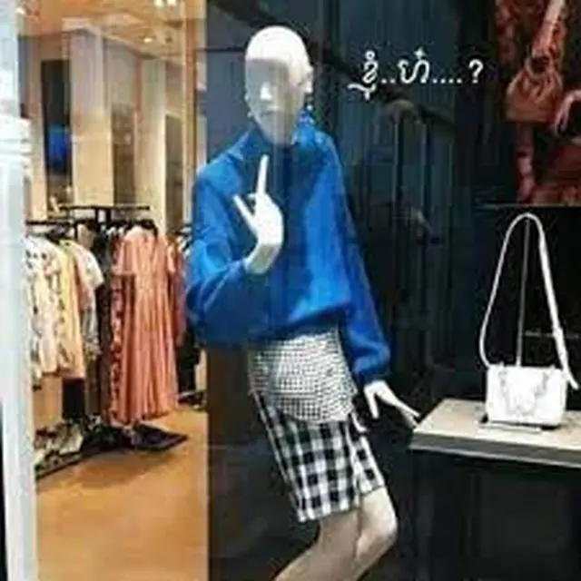 9 Manekin Pose Capek Berdiri Ini Bikin Pembeli Tepuk Jidat - Hot ...