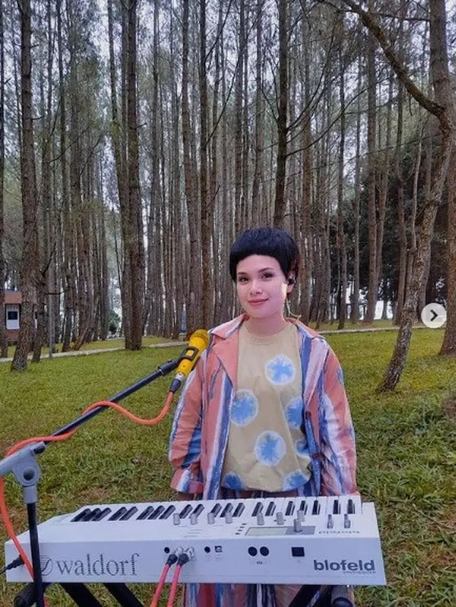 Sudah 7 Tahun Bubar, Ini 6 Potret Terbaru Vokalis Grup Tangga yang ...