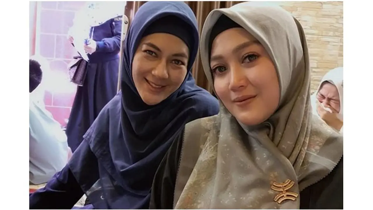 Mantap Berhijab, Ini 7 Potret Terbaru Istri Adjie Pangestu yang Kian Menawan - Hot Liputan6.com