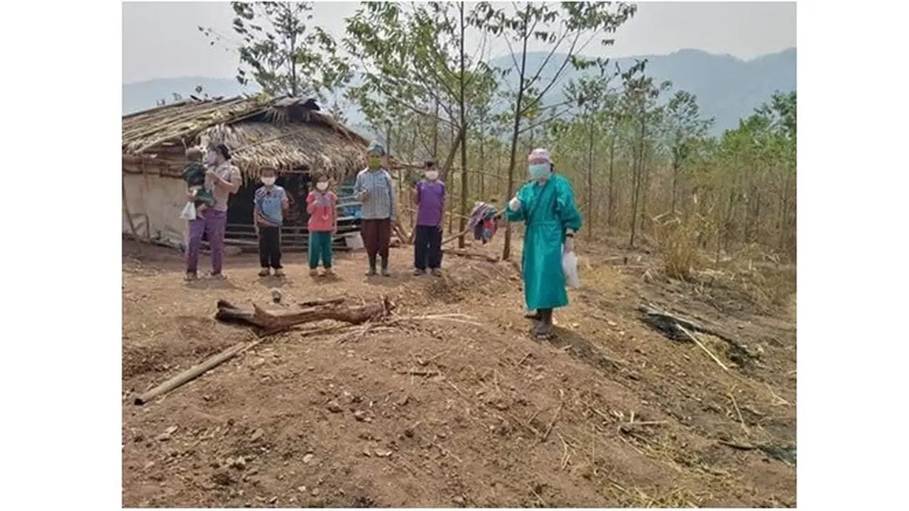 Kisah Perjuangan Dokter Rela Naik Gunung Demi Mengobati Anak Sakit