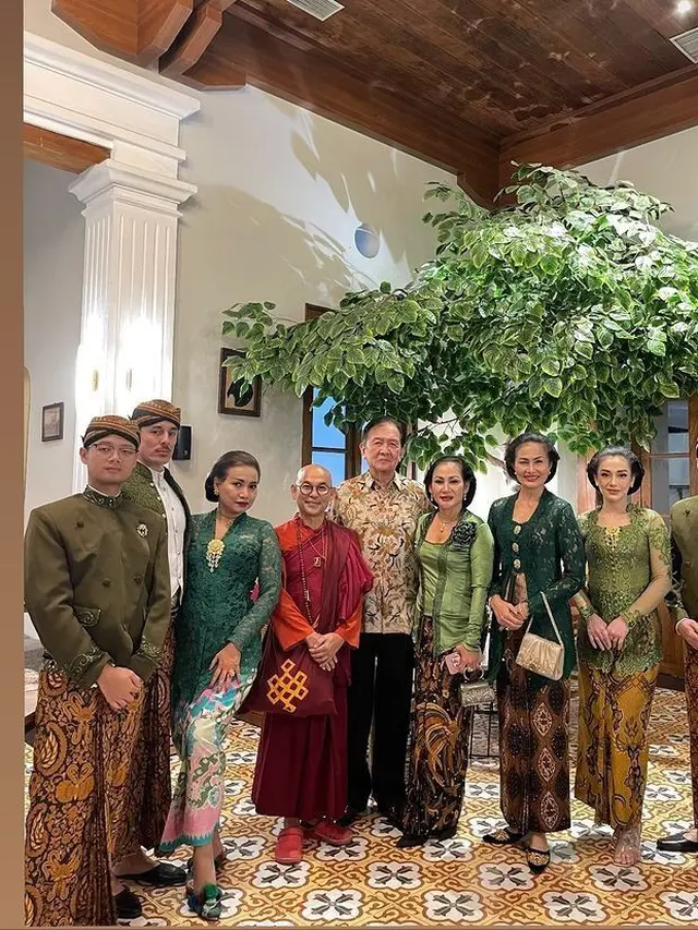 7 Potret Celine Evangelista Pakai Sanggul dan Berkebaya di Ultah Putri Solo - Hot Liputan6.com