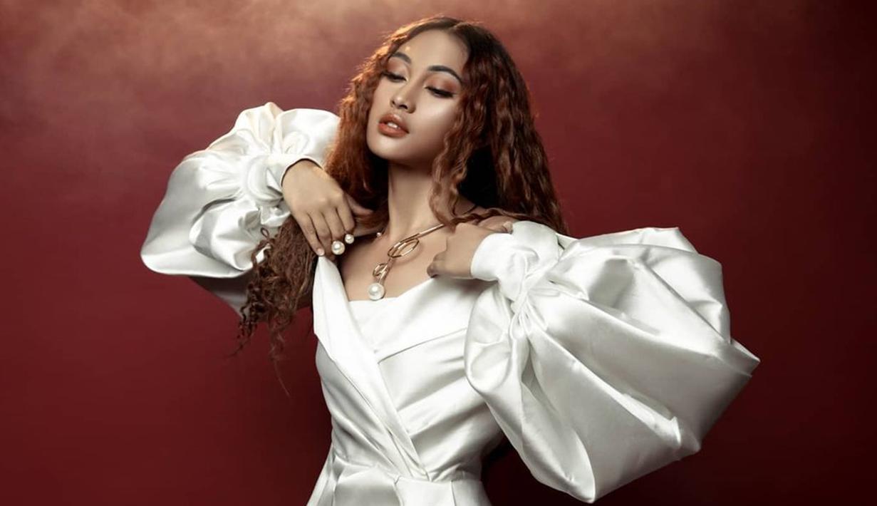 FOTO: Gaya Novia Bachmid dalam Balutan Busana Putih, Menawan - Foto ...