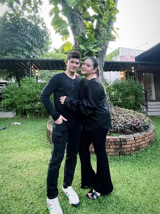 11 Tahun Menikah, Ini 8 Potret Audy Item dan Iko Uwais yang Tetap Mesra ...