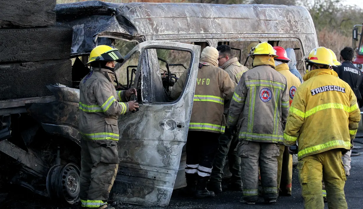 FOTO: Van Berisi Keluarga Tabrak Truk di Meksiko, 14 Orang Tewas - Foto ...