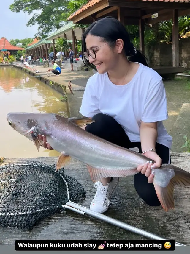 7 Potret Prilly Latuconsina yang Hobi Mancing, Perdana Dapat Ikan GT di ...